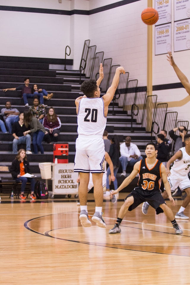 Les postes au basketball : Rôles, Spécificités et Qualités Requises