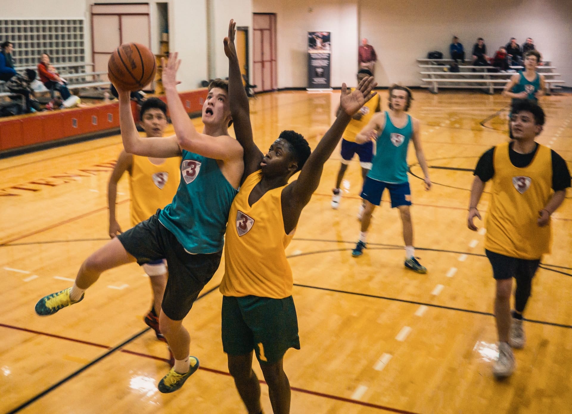 Les postes au basketball : Rôles, Spécificités et Qualités Requises